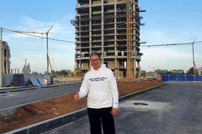 STOJI MU K'O PILETU SISE: Vučić u duksu šeta Beogradom na vodi (FOTO ... STOJI MU K'O PILETU SISE: Vučić u duksu šeta Beogradom na vodi (FOTO ...