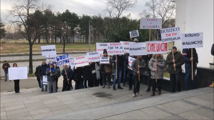 Dveri: Tužna SNS slika ispred Prvog osnovnog suda u Beogradu (FOTO ...