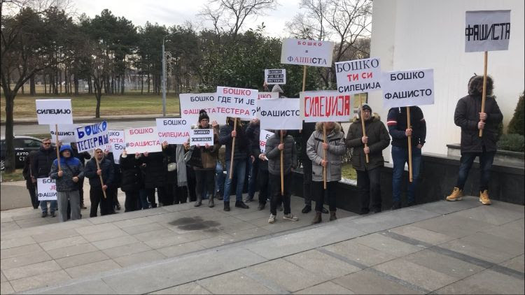 Dveri: Tužna SNS slika ispred Prvog osnovnog suda u Beogradu (FOTO ...