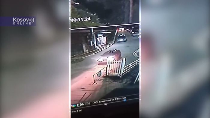 UHAPŠENI ALBANCI koji su mahali zastavom u Mitrovici... (VIDEO) | СРБИН ... UHAPŠENI ALBANCI koji su mahali zastavom u Mitrovici... (VIDEO) | СРБИН ...