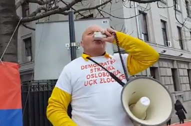 Sima Spasić provocirao na šetnji za Olivera, pa dobio grudvu u glavu ...