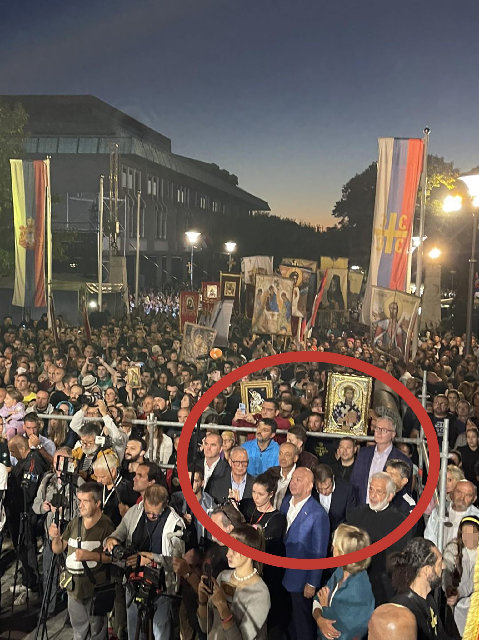 Послат да огади окупљање и "опере" сина: Анђелко Вучић на молебану ...