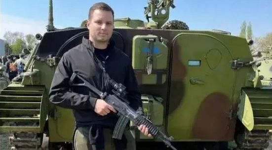 Посланик СНС парадира са оружјем, а није ни служио војску (ФОТО ...