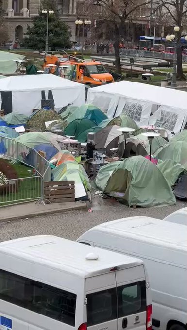 Шири се "Ћациленд" испред Скупштине: Комби са ротацијом довезао нове ...