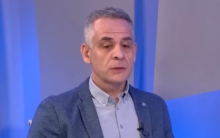 ДНО Декан Филозофског слао "материјал" студентима: Груди 7, Гуза ...